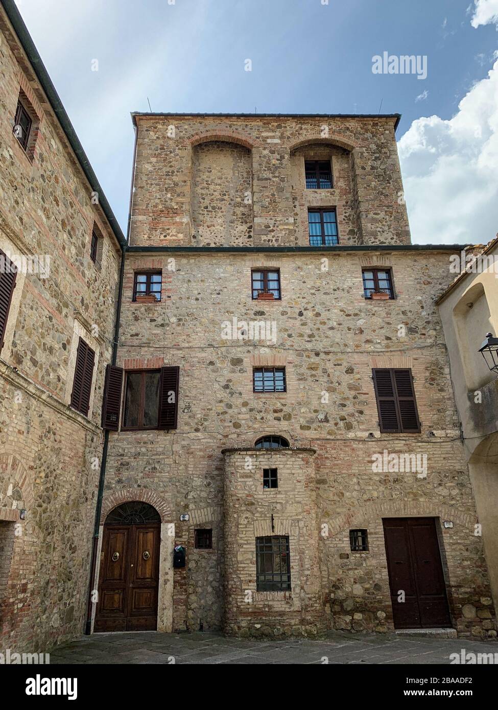 Le antiche case in pietra di bagno Vignoni, una piccola cittadina ...