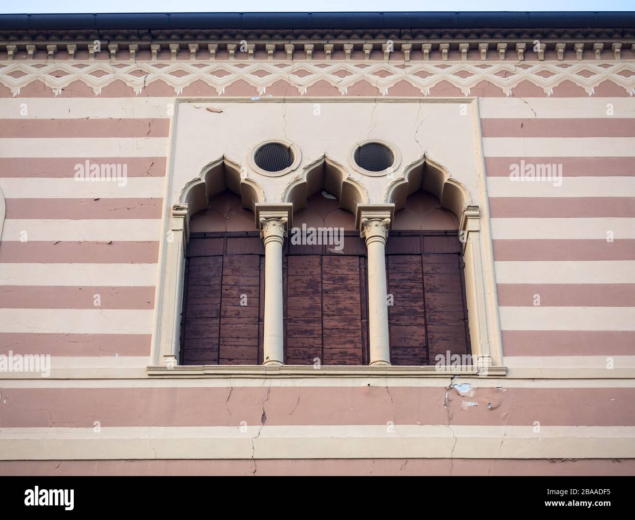 Facciata a forma di arco immagini e fotografie stock ad alta ...
