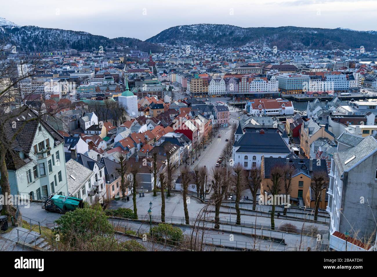 Bergen, Norvegia. Centro storico di Bergen con montagne sullo sfondo al tramonto Foto stock - Alamy