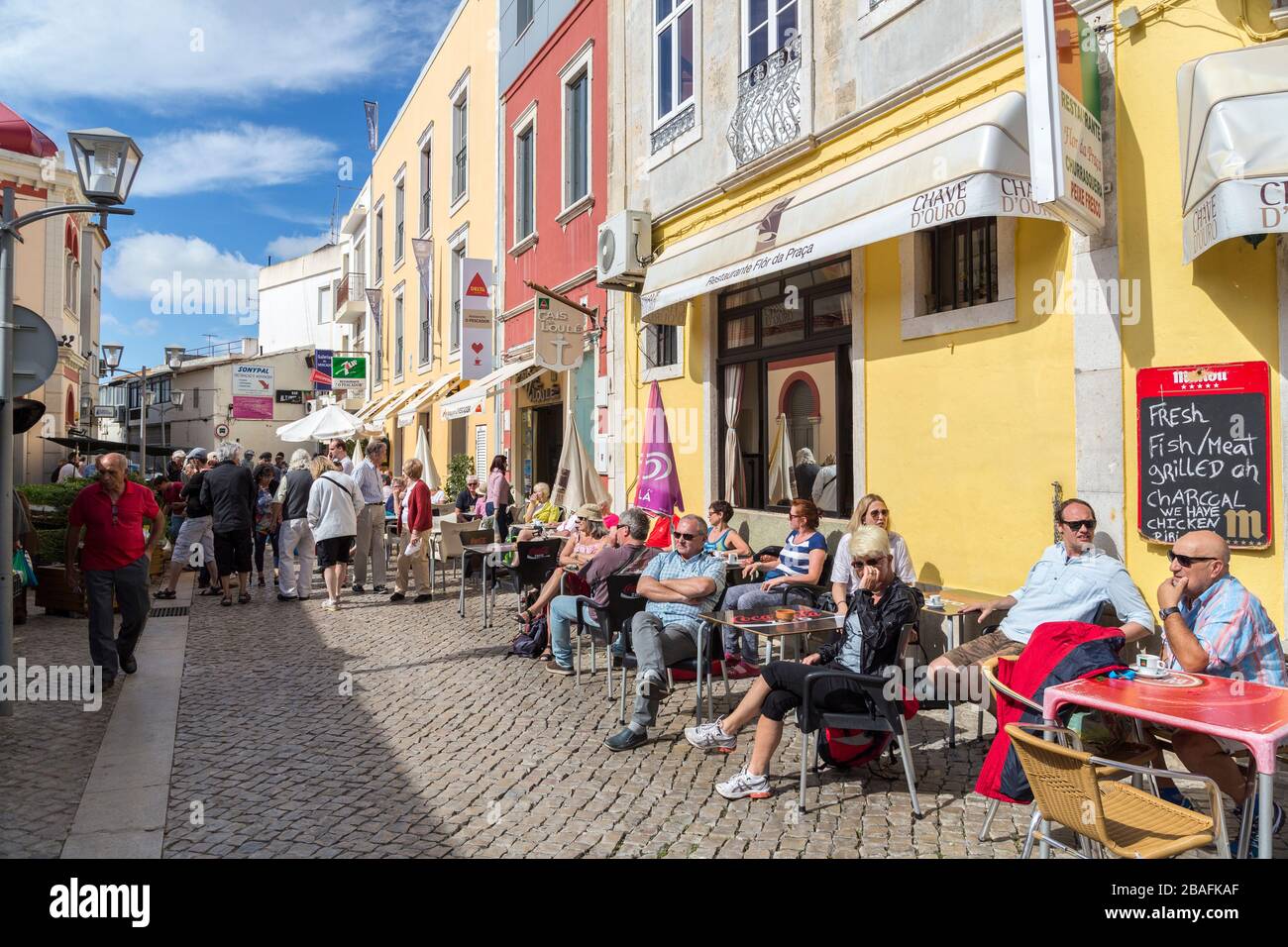 Persone sedute al bar immagini e fotografie stock ad alta risoluzione ...