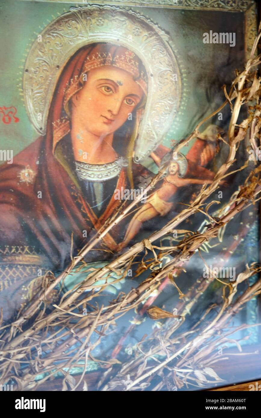 Immagine della Vergine Maria con Gesù crocifisso tra le sue braccia ...