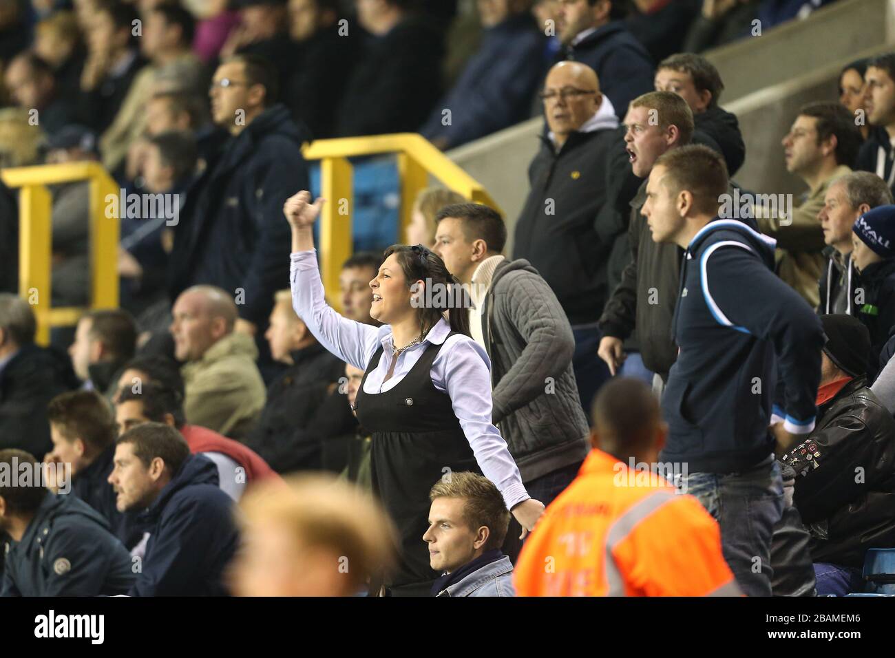 Millwall fans immagini e fotografie stock ad alta risoluzione - Alamy