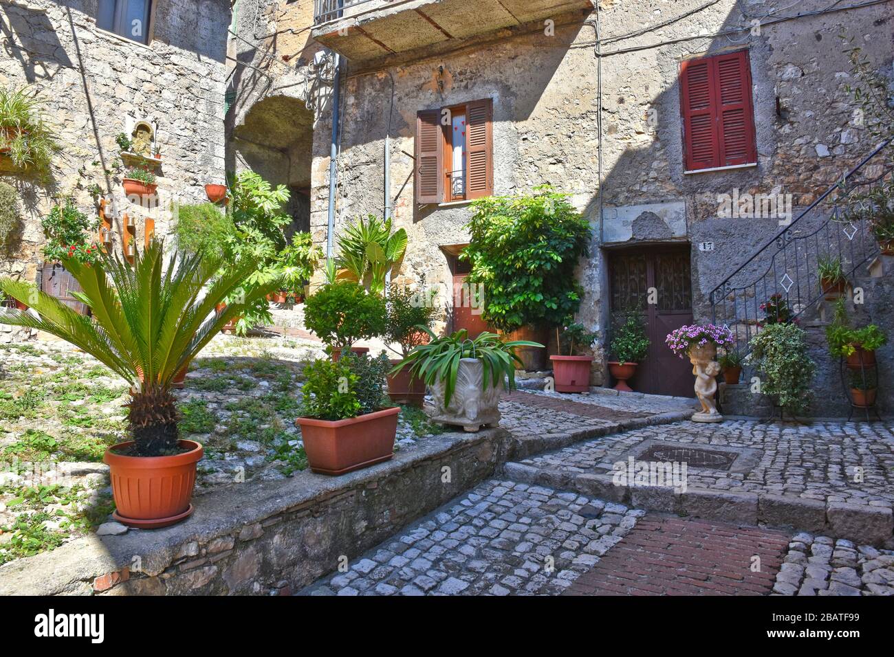 Una stradina tra le case in pietra di Prossedi, borgo medievale della ...