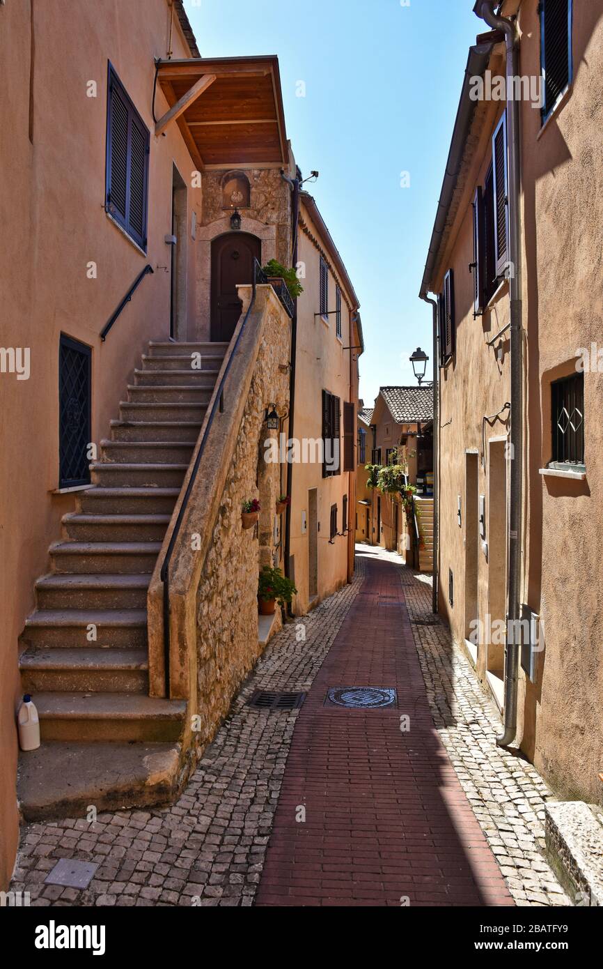 Una stradina tra le case in pietra di Prossedi, borgo medievale della ...