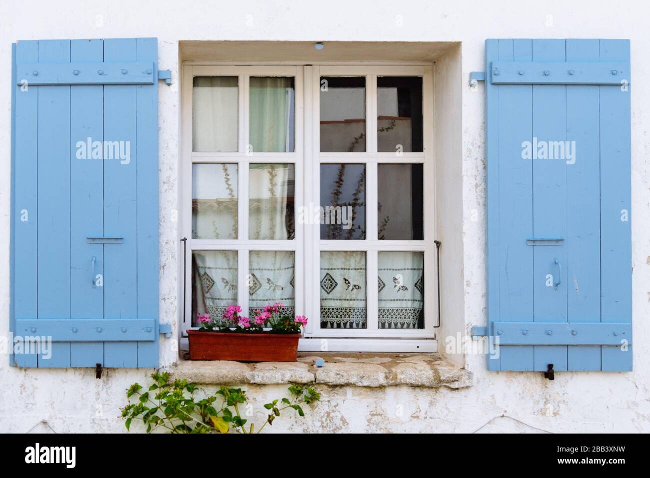 Persiane in legno dipinto di blu immagini e fotografie stock ad alta ...