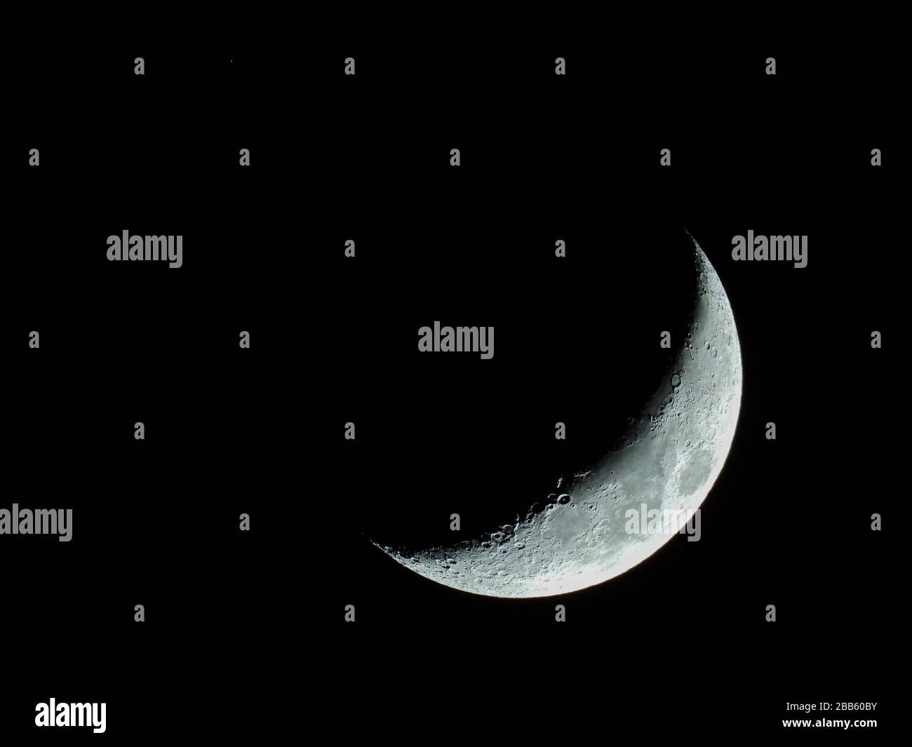 la crescente luna laterale a forma di falce con i crateri lunari si ...