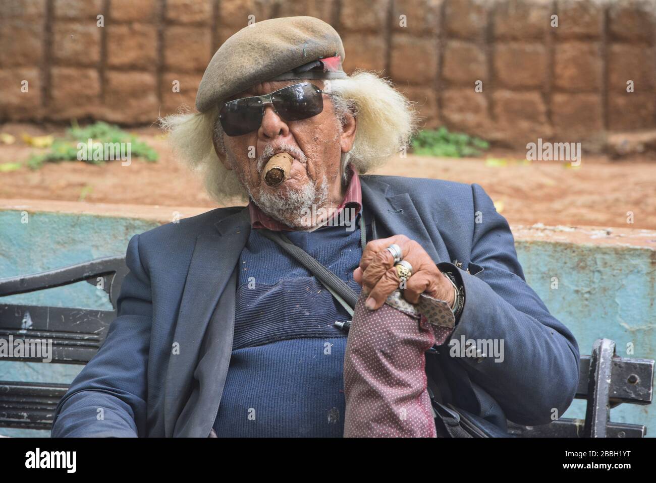 Sigaro fumatore immagini e fotografie stock ad alta risoluzione - Alamy