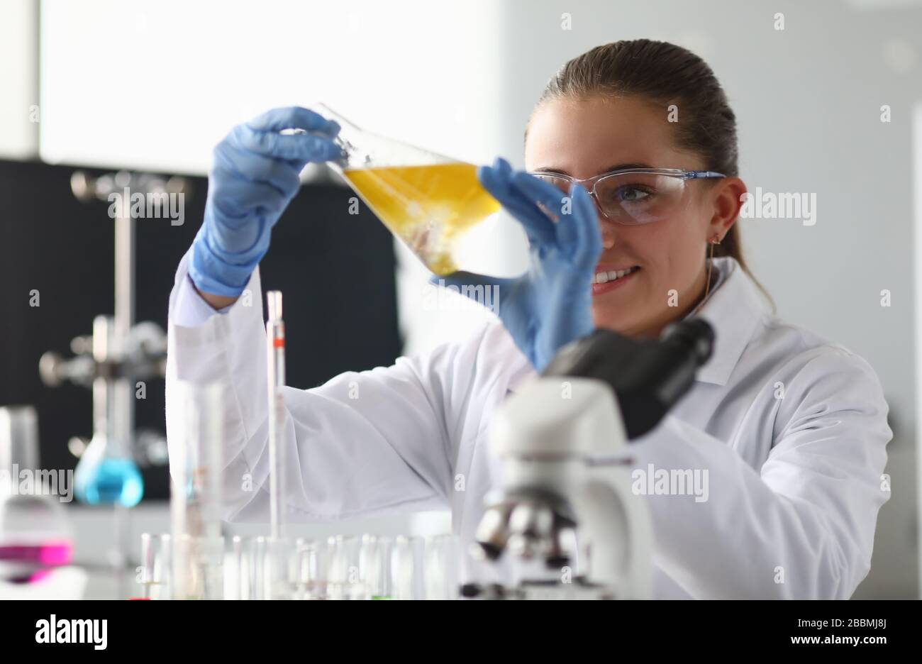 Experimentos de laboratorio immagini e fotografie stock ad alta ...