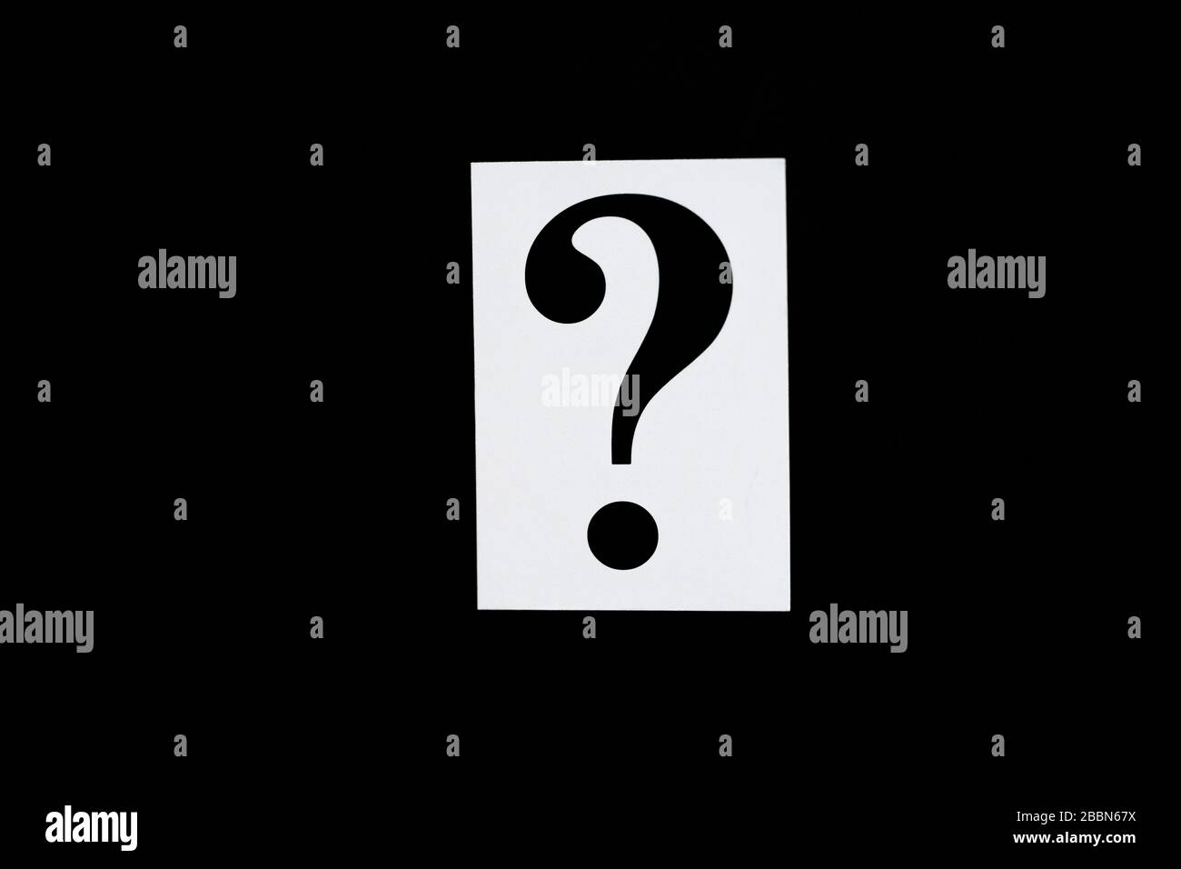 Punto interrogativo della carta su sfondo nero. Un simbolo di ...
