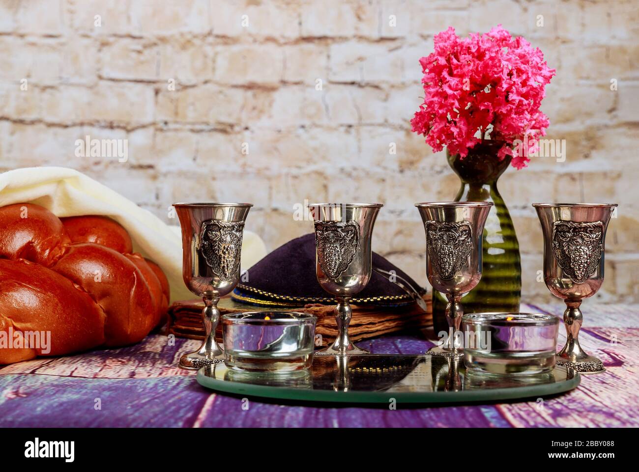 Challah shabbat immagini e fotografie stock ad alta risoluzione - Alamy