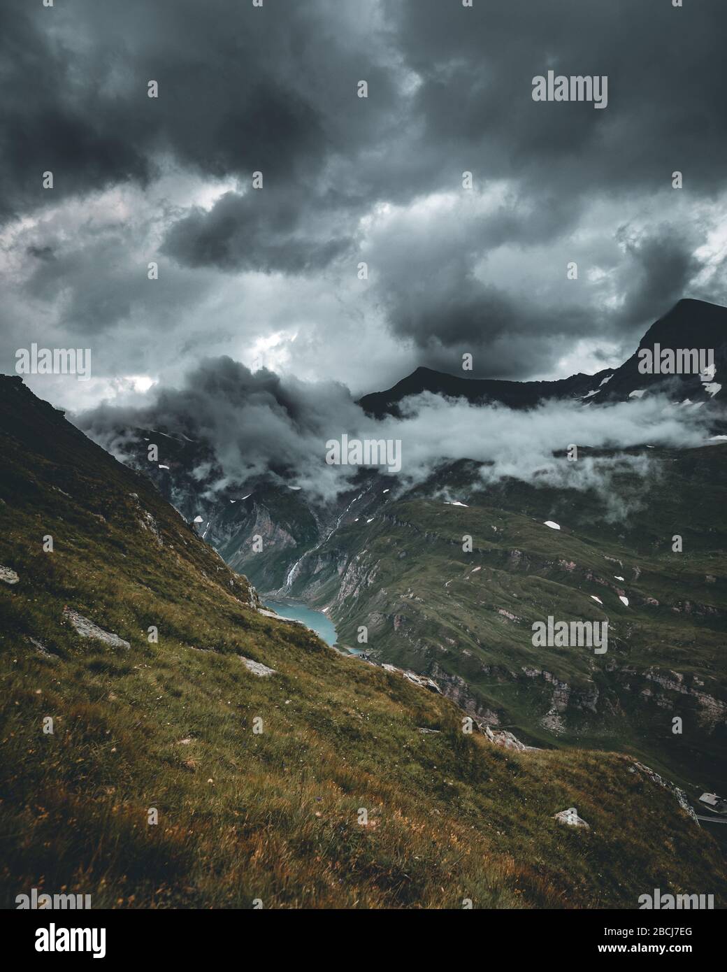 Fondo delle montagne della strada alpina del grossglockner immagini e ...