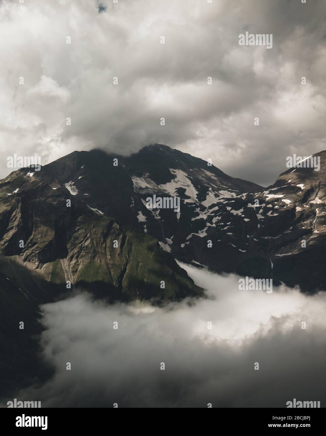 Fondo delle montagne della strada alpina del grossglockner immagini e ...