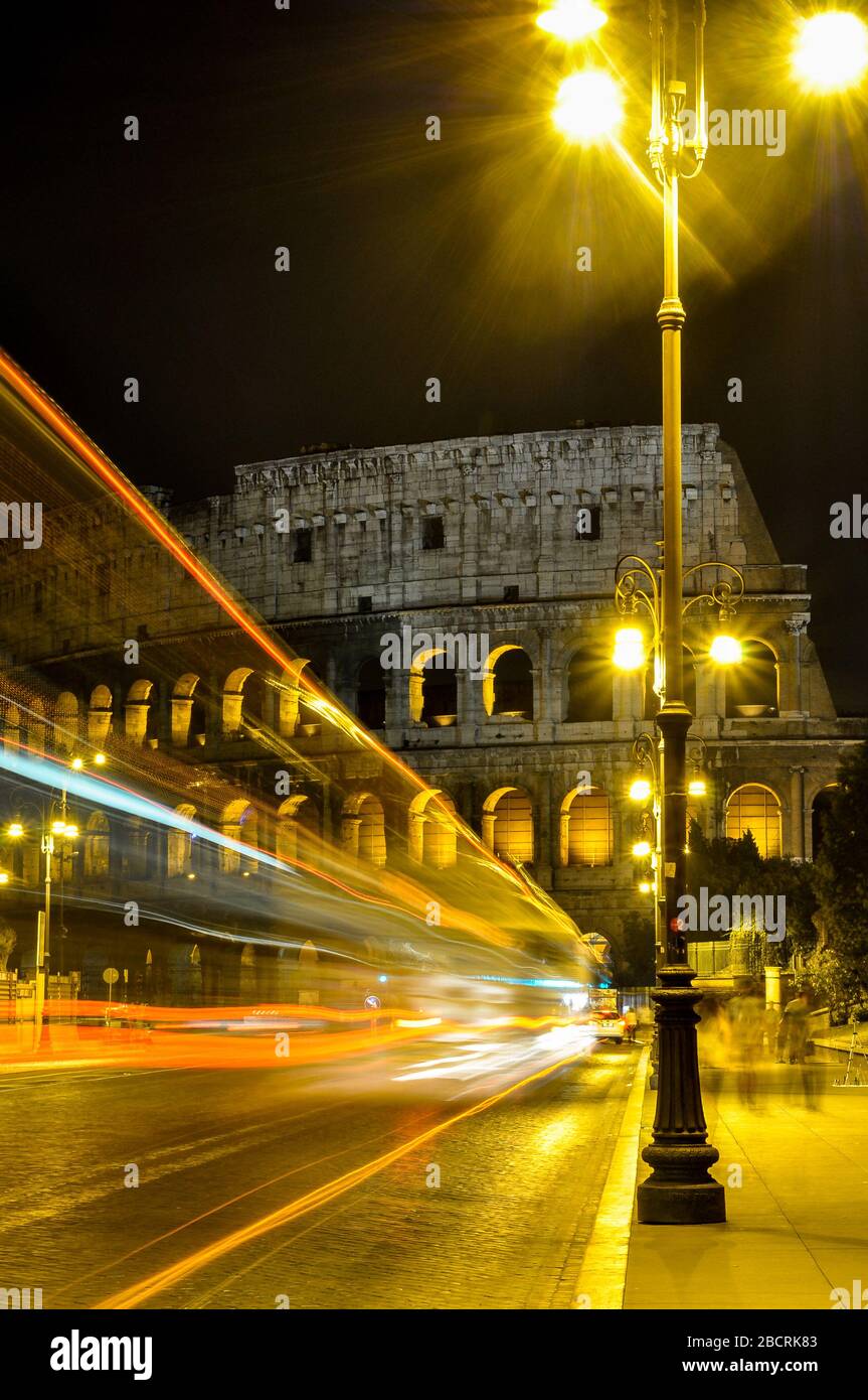 Colosseo a roma al tramonto con luci immagini e fotografie stock ad ...
