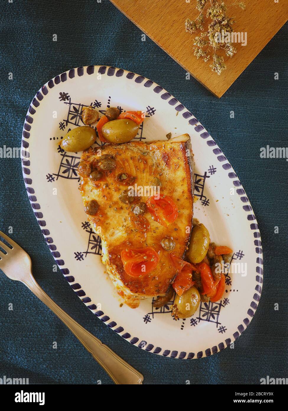 Pesce Spada alla Ghiotta, tradizionale ricetta calabrese di pesce spada con capperi, olive ...