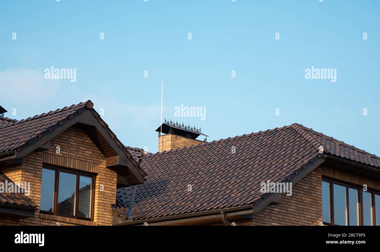 Tetto piastrellato marrone naturale. Tipi moderni di materiali per ...