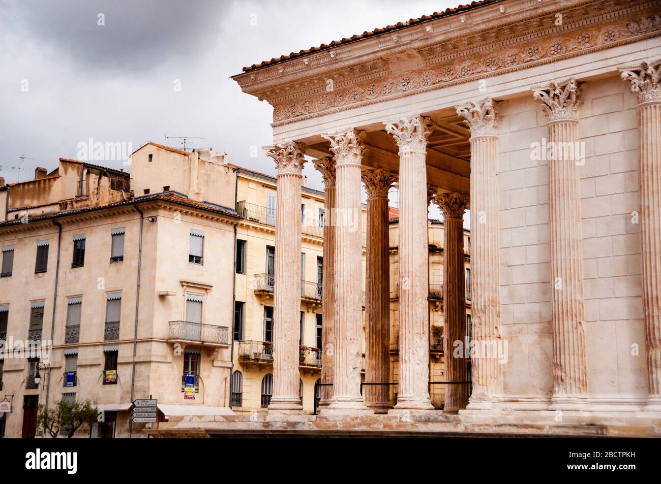 La facciata portico del tempio romano Maison Carrée a Nímes, Francia ...