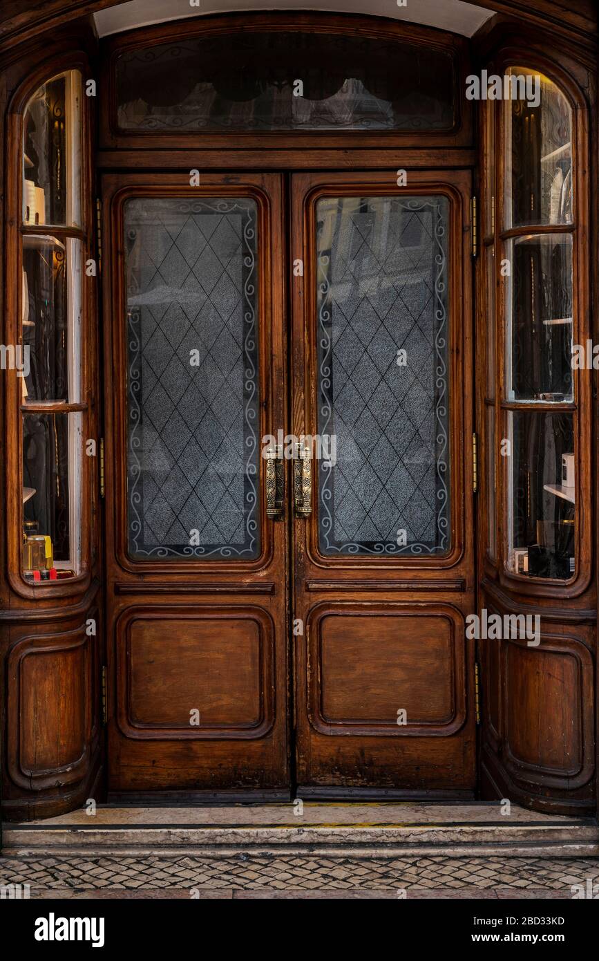 La porta chiusa immagini e fotografie stock ad alta risoluzione - Alamy