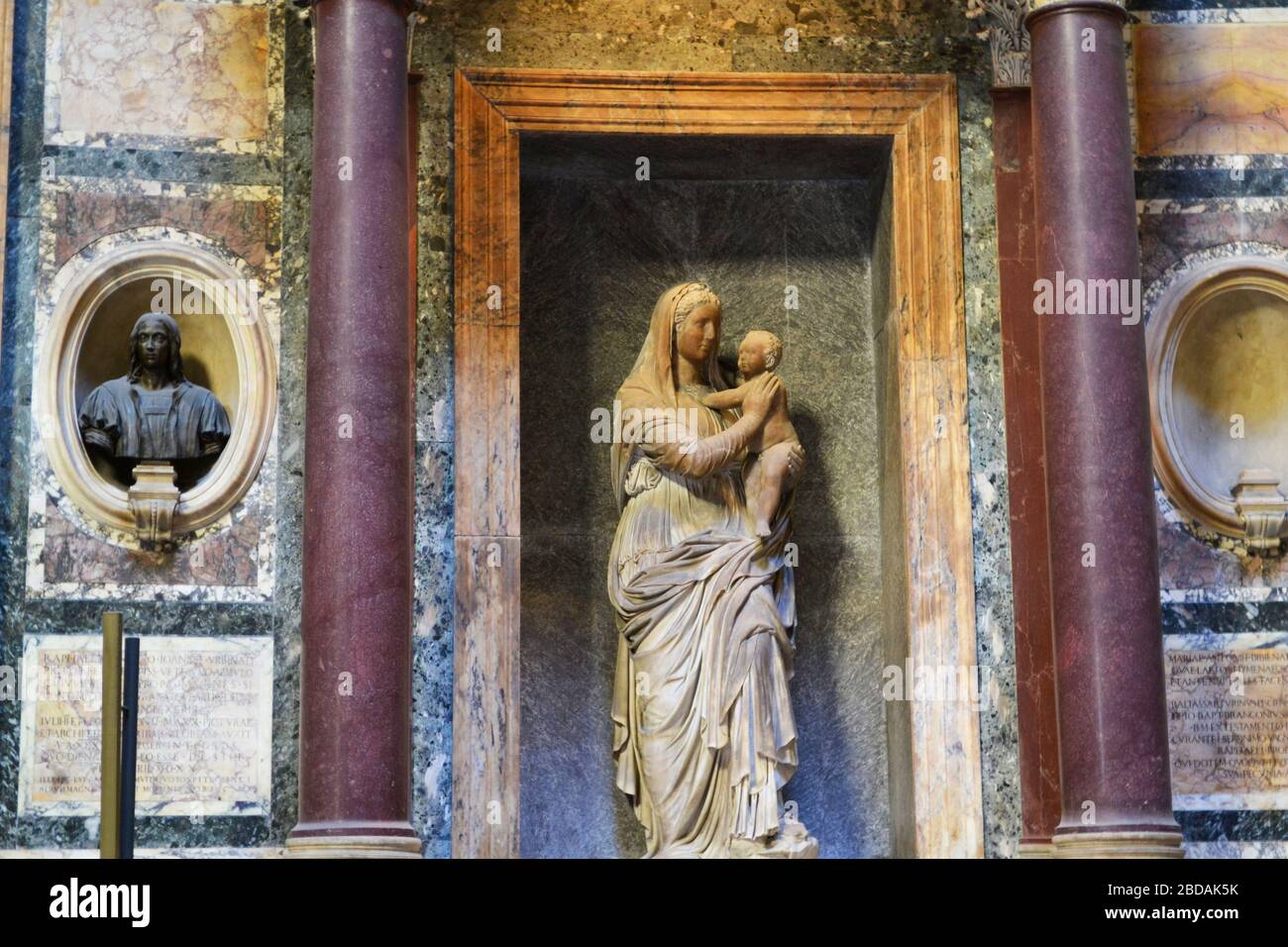 Statua in bronzo della vergine maria immagini e fotografie stock ad ...