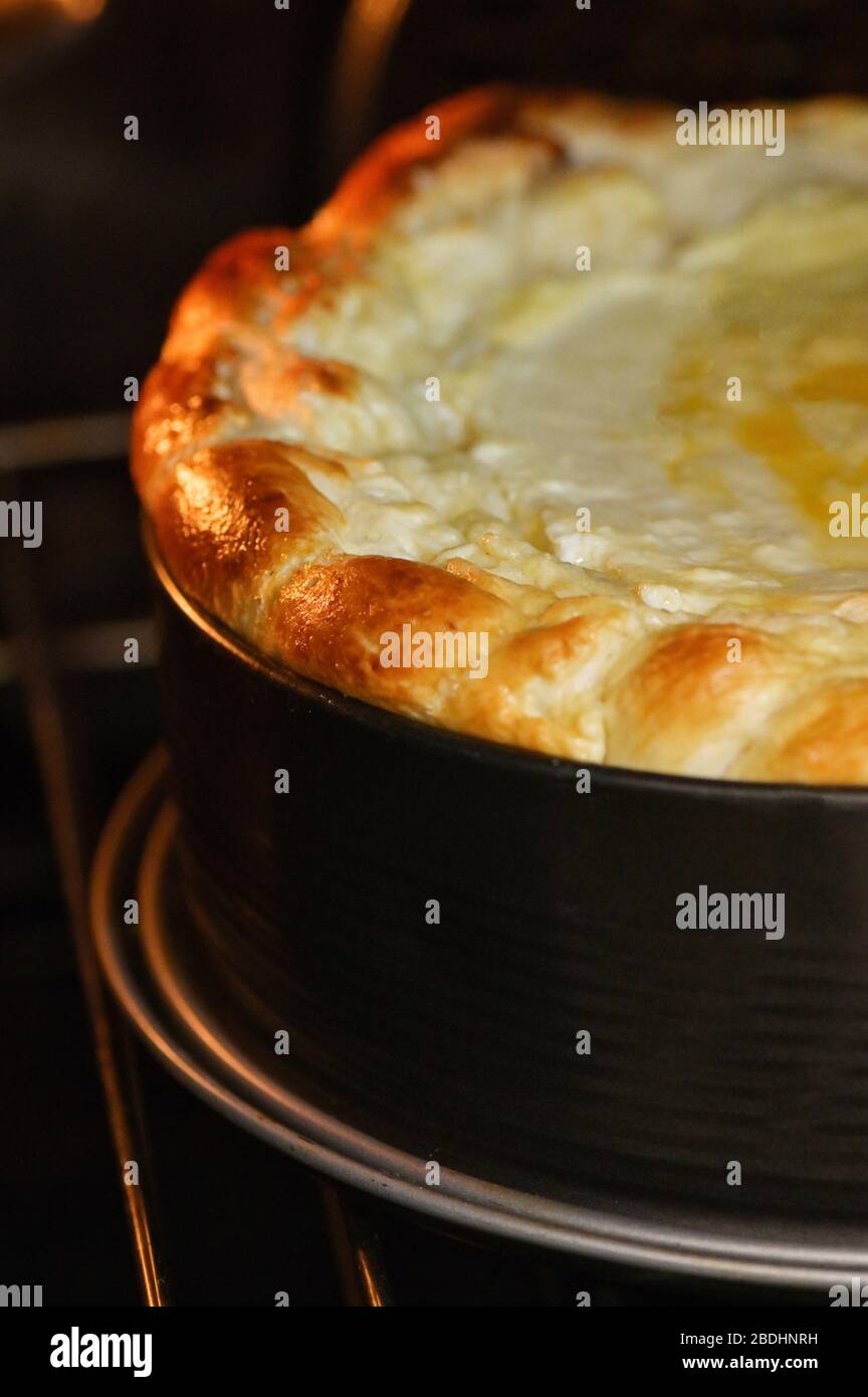 Rumeno cozonac immagini e fotografie stock ad alta risoluzione - Alamy