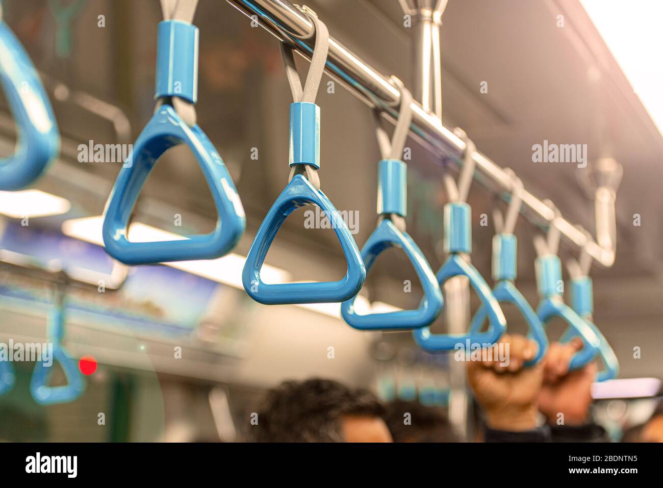 Tenendo il corrimano bus immagini e fotografie stock ad alta ...