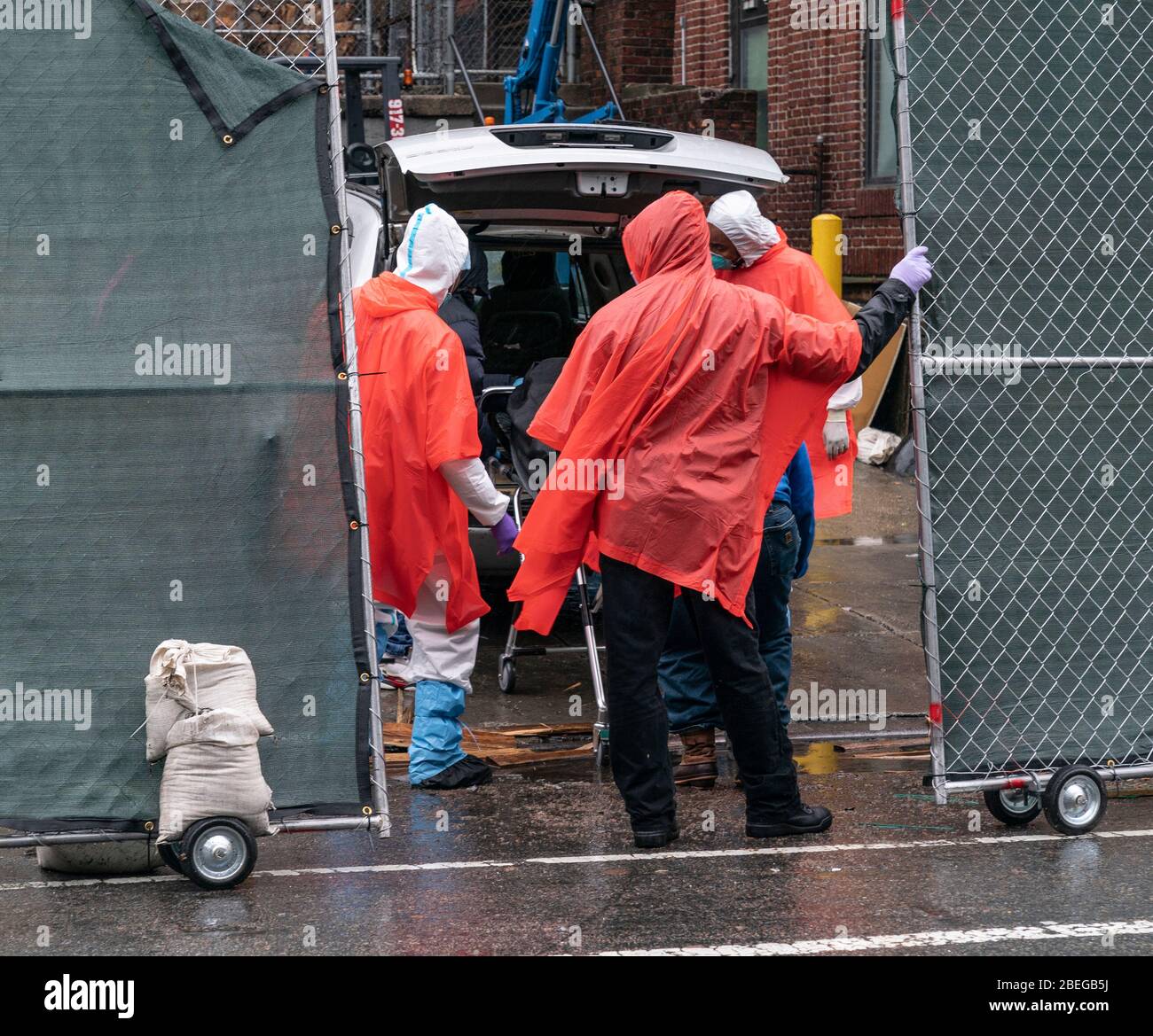 New York, NY - 13 aprile 2020: I funerali e il personale ospedaliero ...