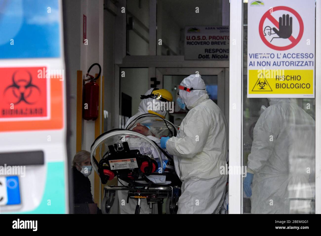 Gli infermieri trasportano un paziente Coronavirus COVID-19 con una ...
