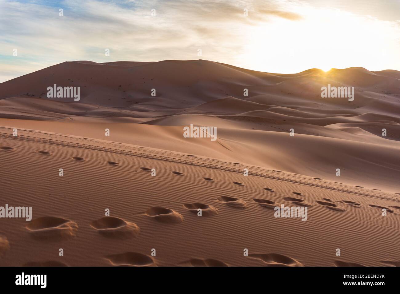 Dune di sabbia nel deserto del sahara al sorgere del sole immagini e fotografie stock ad alta ...
