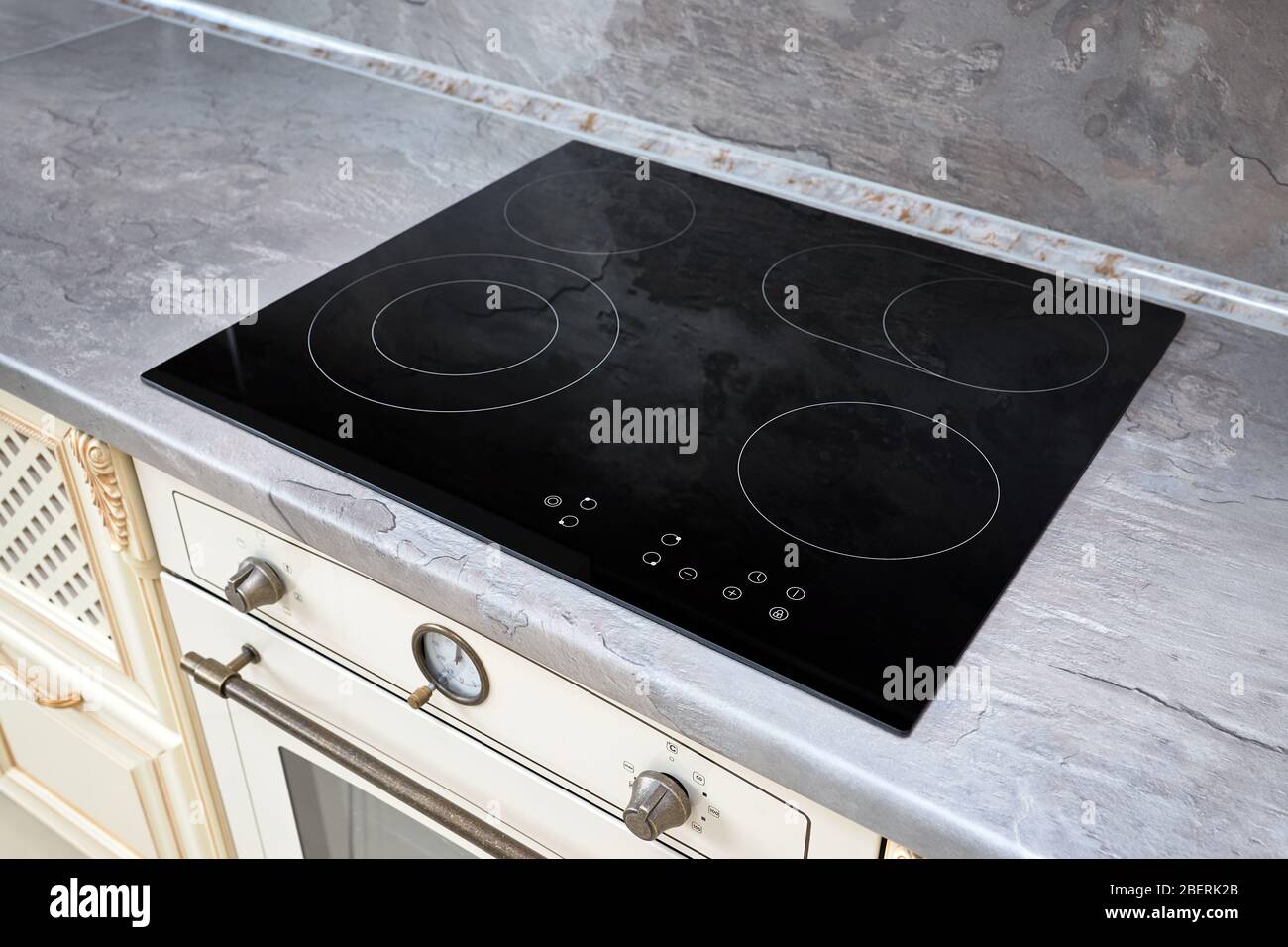 Interni moderni con cucina a induzione nera o elettrica fornello ...