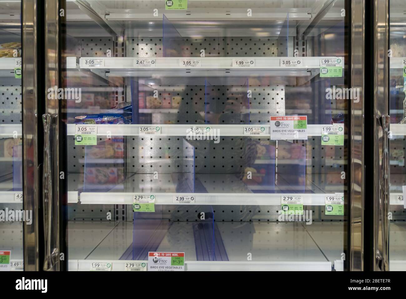 Atlanta, GA / USA - 04/02/20: Scaffali vuoti per congelatore a Publix ...