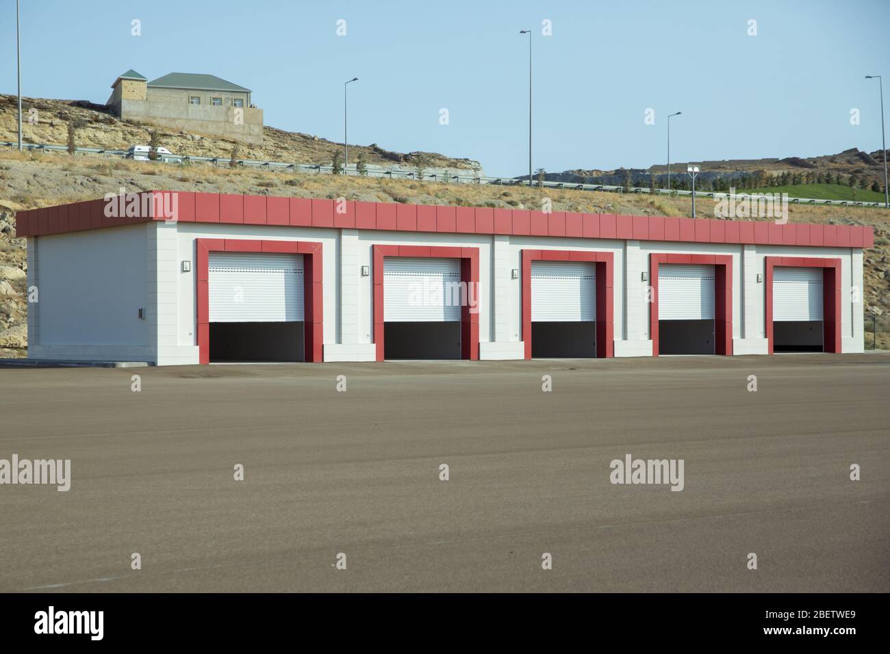 Porta a battente o porta a rullo e pavimento in cemento esterno .Bianco ...