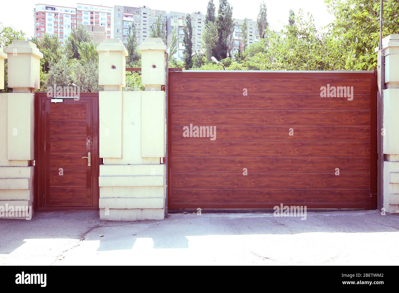 Porta a battente o porta a rullo e pavimento in cemento esterno .Bianco ...