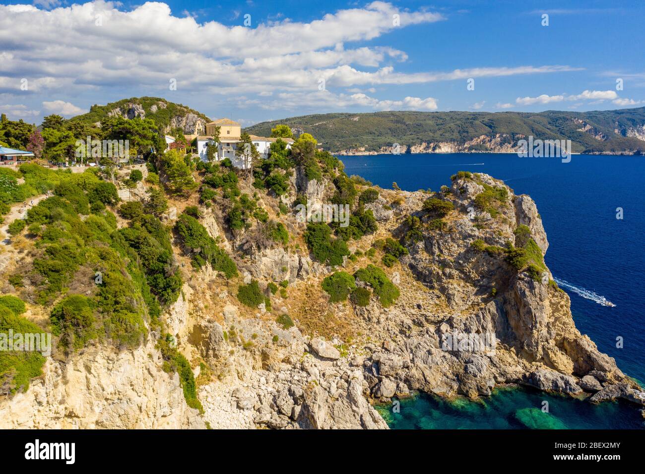 Bellissimo paesaggio aereo mediterraneo in Grecia. Vista sul monastero ...