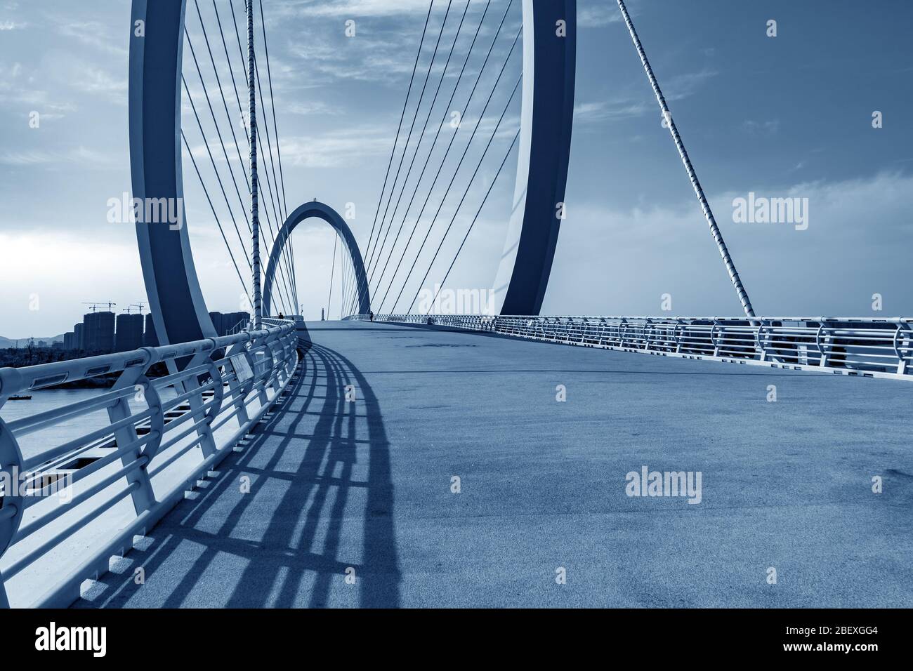 Modern bridges immagini e fotografie stock ad alta risoluzione - Alamy