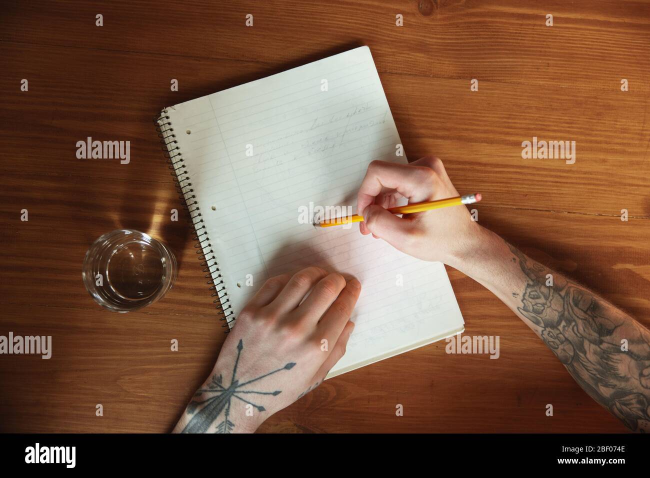 Mano Che Scrive Immagini e Fotos Stock - Alamy