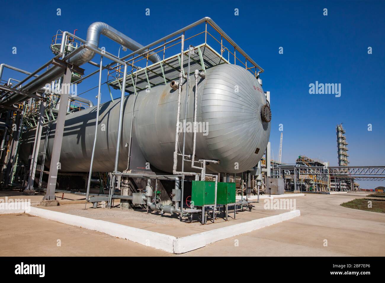 Industria petrolchimica. Impianto di raffinazione del petrolio nel ... Industria petrolchimica. Impianto di raffinazione del petrolio nel ...