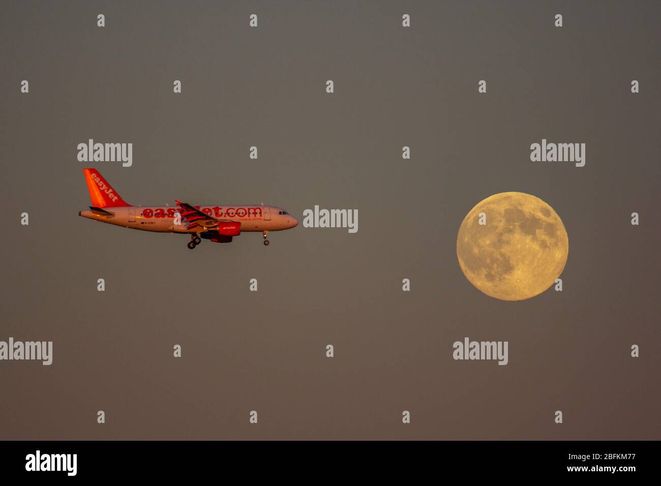 Aereo e luna piena immagini e fotografie stock ad alta risoluzione - Alamy