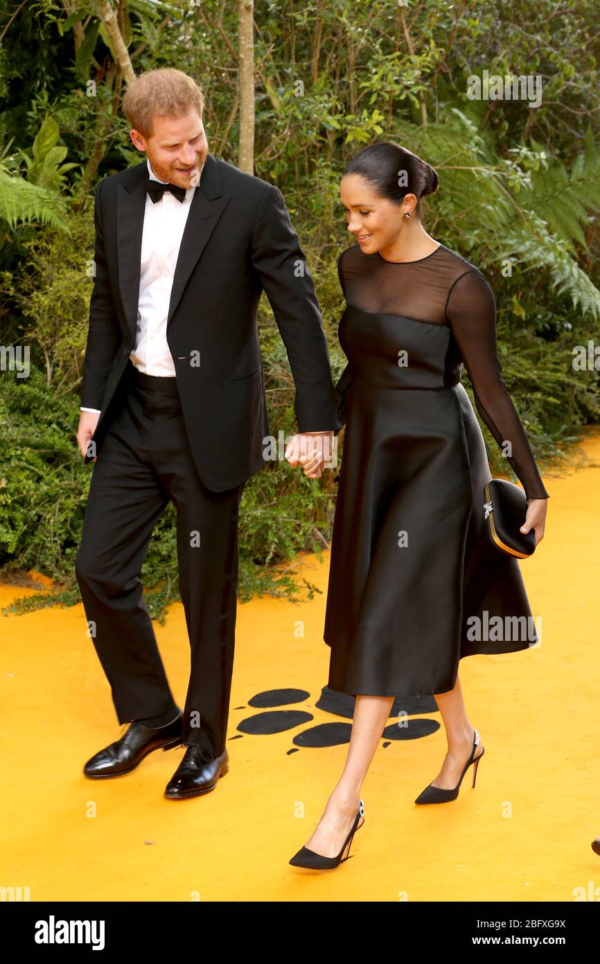 Scollatura quadrata immagini e fotografie stock ad alta risoluzione - Alamy