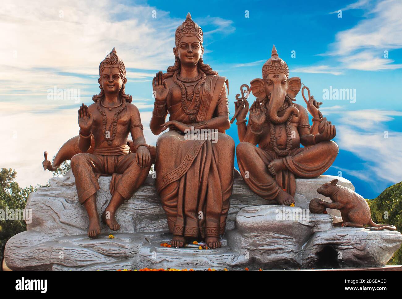 Idoli della dea Parvati con Lord Ganesha e Kartikey al Tempio di Mangal Mahadev Shiva a Delhi ...