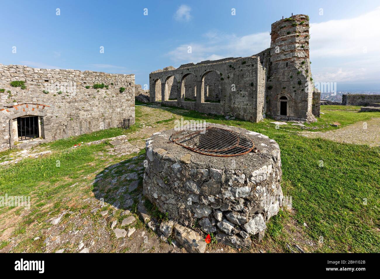 Resti storici del castello medievale immagini e fotografie stock ad ...