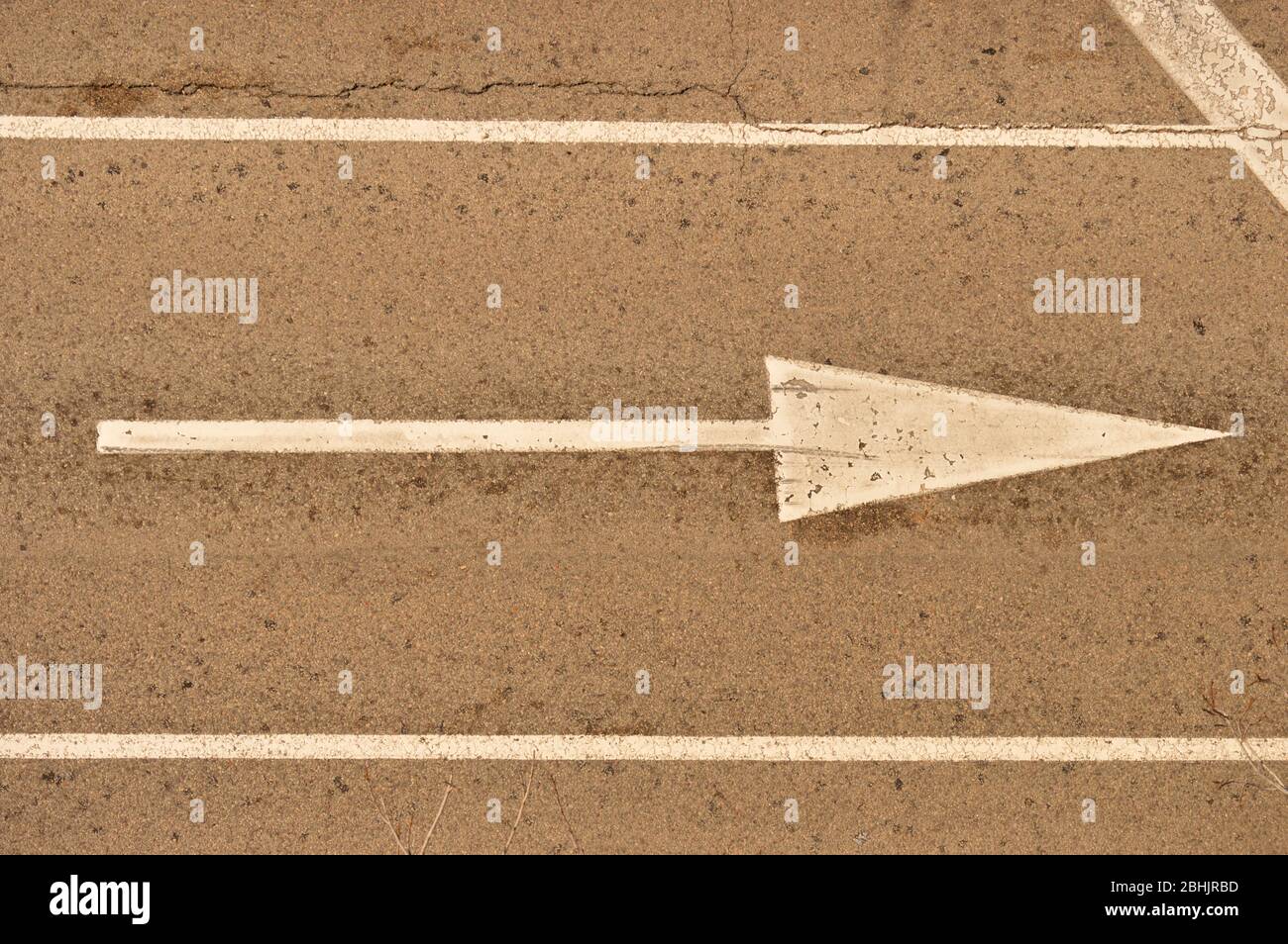 Auto con frecce di direzione stradale immagini e fotografie stock ad ...