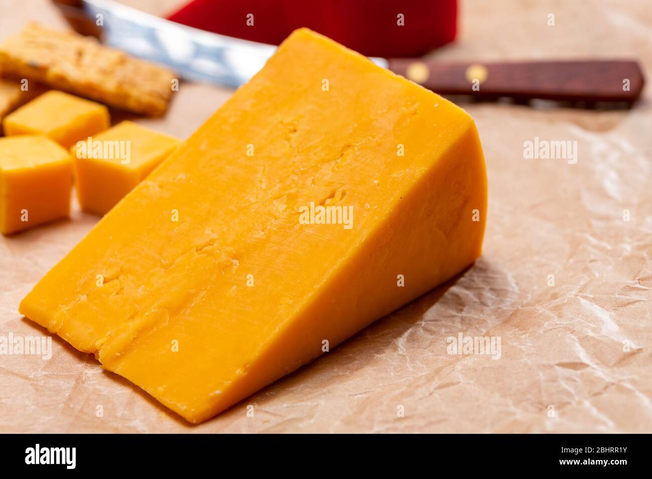 Primo piano del formaggio di ceddar giallo stagionato britannico Foto ...