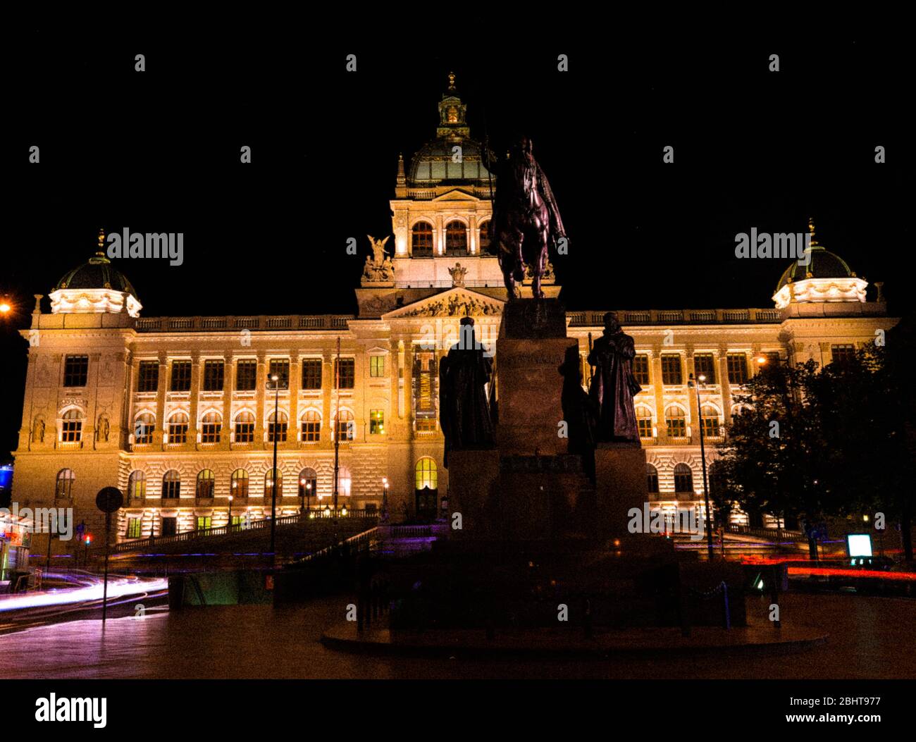 Praga è la capitale e la città più grande della Repubblica Ceca, la ...