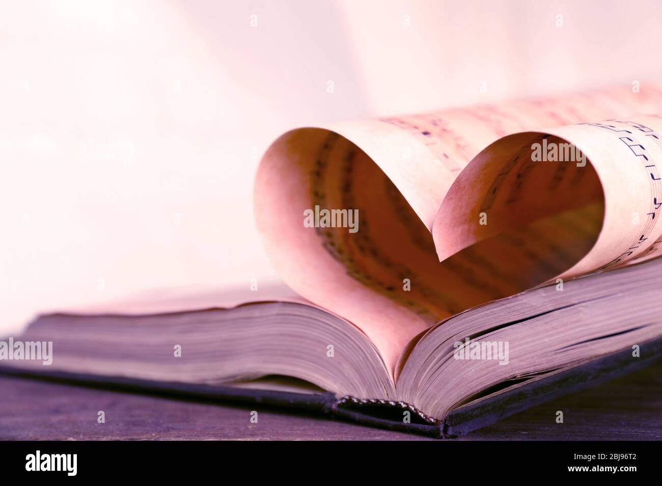 A forma di cuore fatto da pagine di un libro immagini e fotografie ...