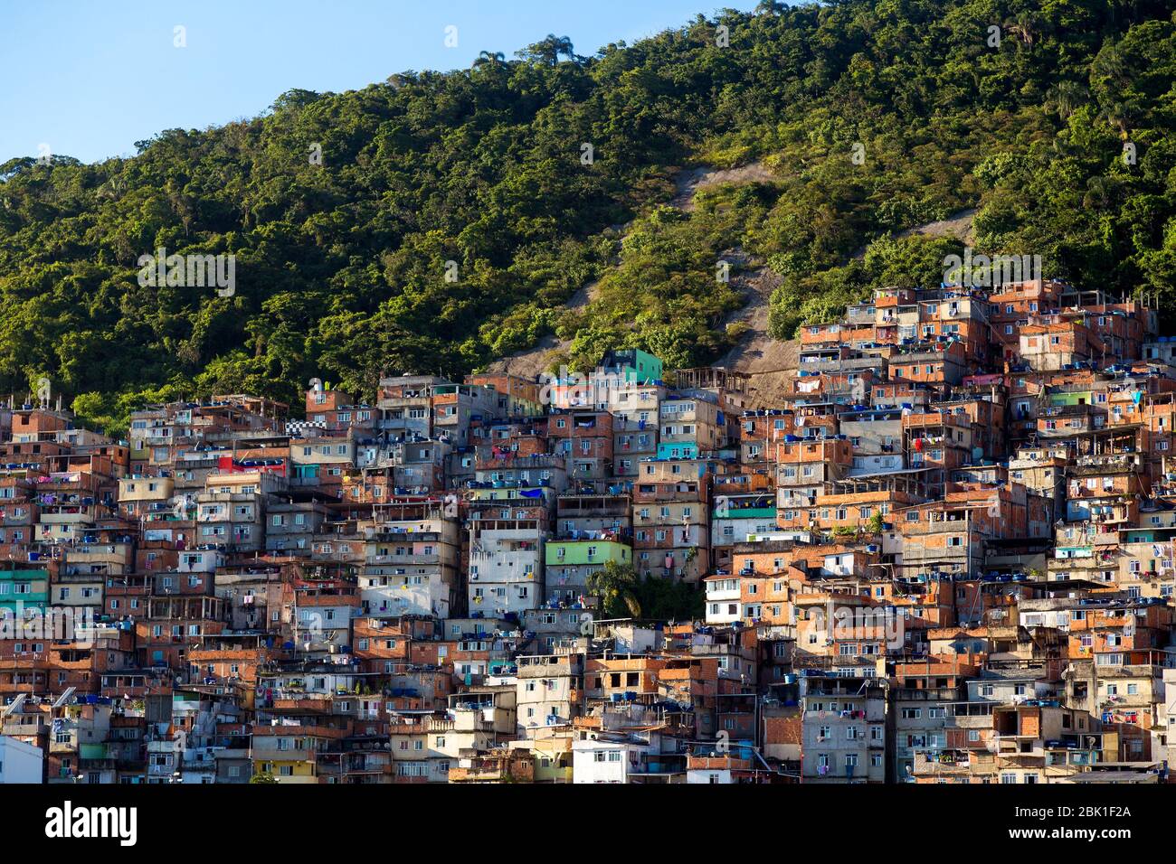 Favela di Rio de Janeiro, Brasile. Case colorate in una collina. Zona sul di Rio. Quartieri ...