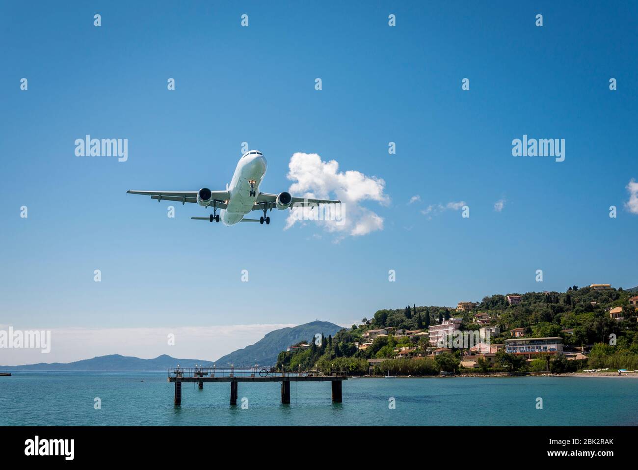 Aereo che atterra sul mare immagini e fotografie stock ad alta ...