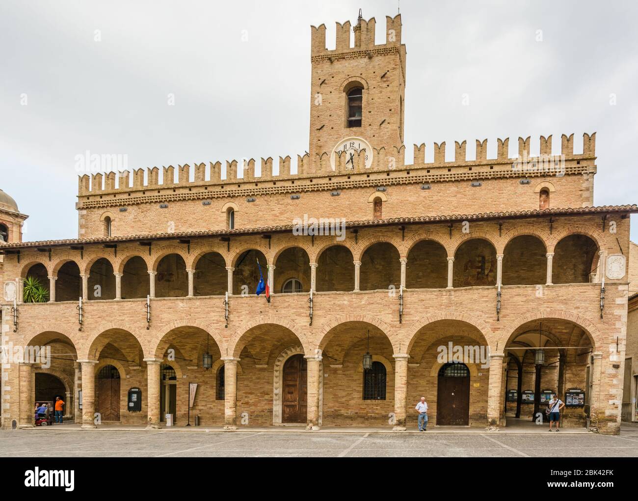 La piazza principale triangolare di Offida Village, uno dei più bei ...