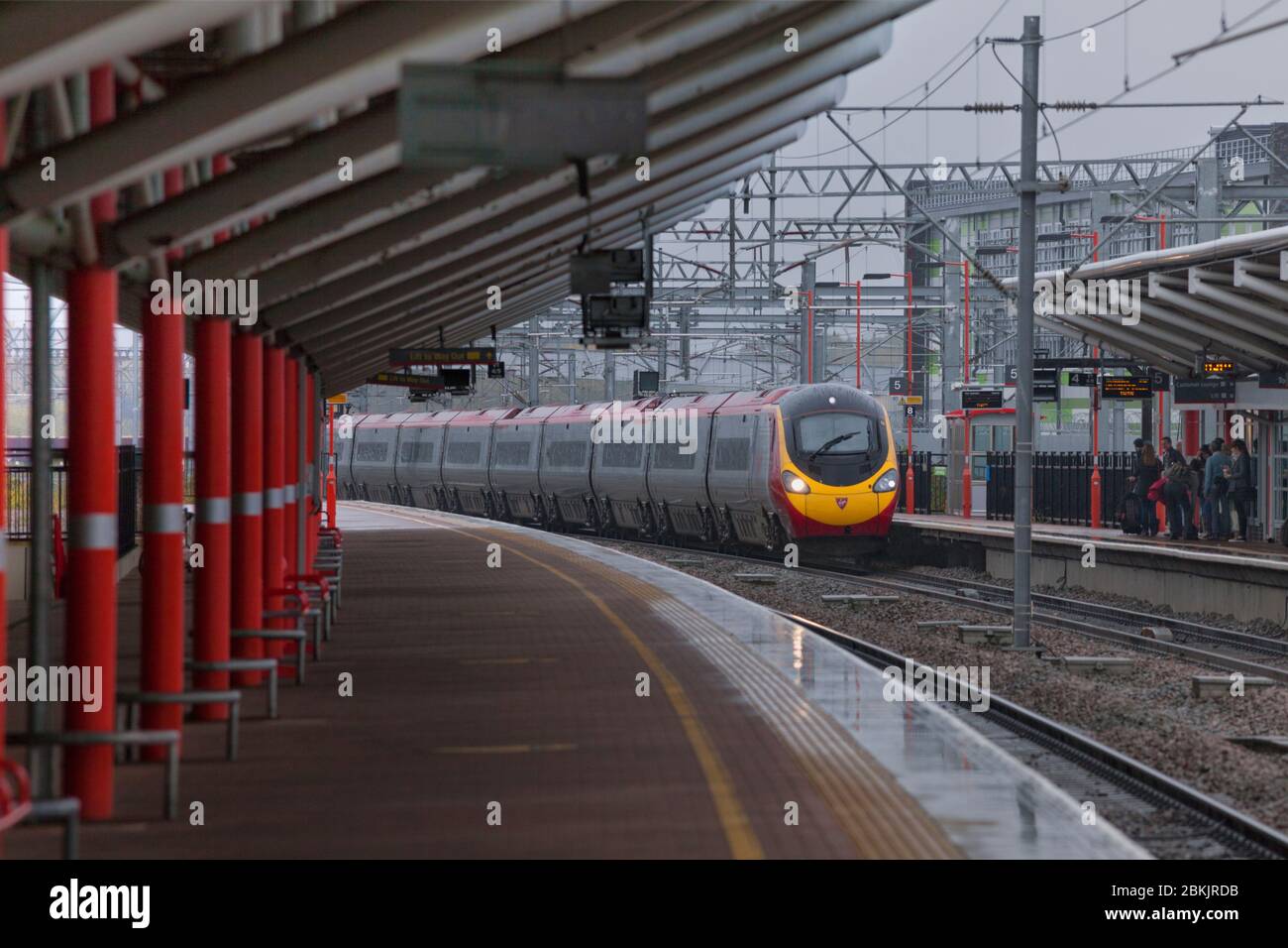 Virgin Trains Alstom classe 390 Pendolino treno passando Rugby stazione ...