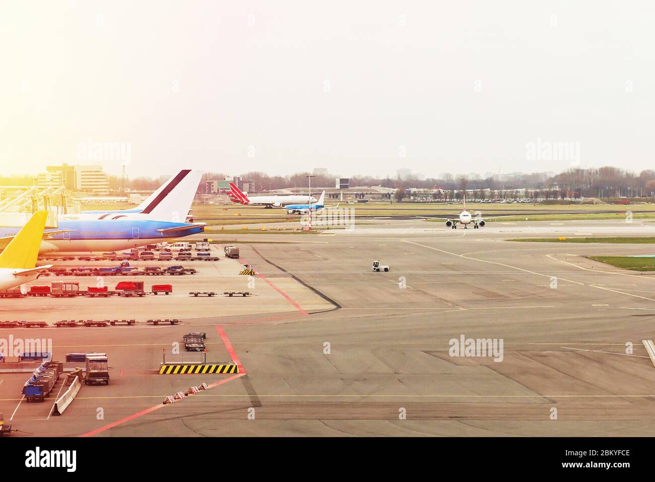 Aeroplano Dell'aeroporto Di Arrivo Immagini e Fotos Stock - Alamy