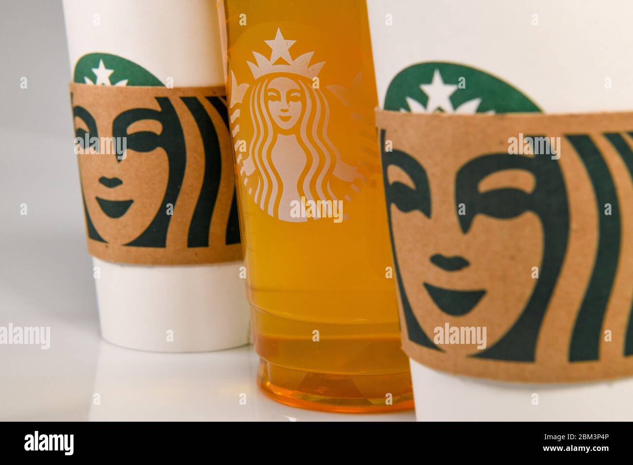 Starbucks cups immagini e fotografie stock ad alta risoluzione - Alamy