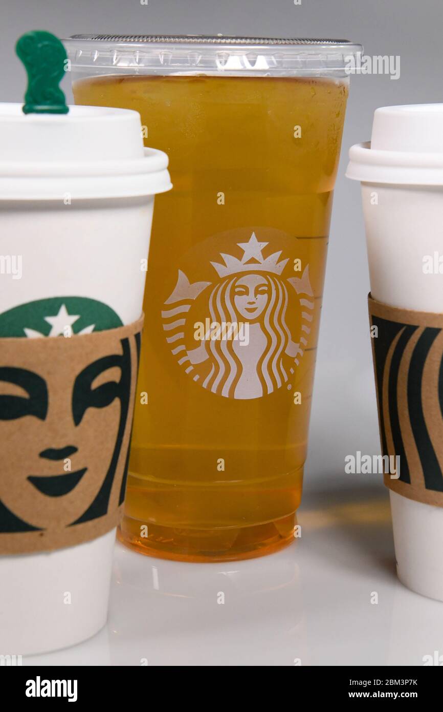 Starbucks cups immagini e fotografie stock ad alta risoluzione - Alamy